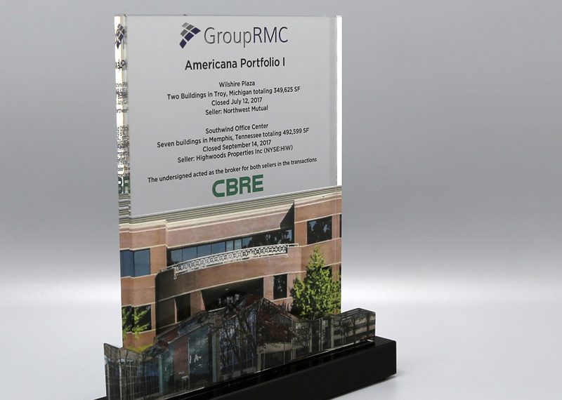 Building Images Embedded Into Crystal - Cristaux International